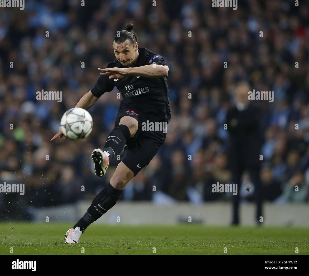 Zlatan ibrahimovic psg free kick hi-res stock photography and images ...