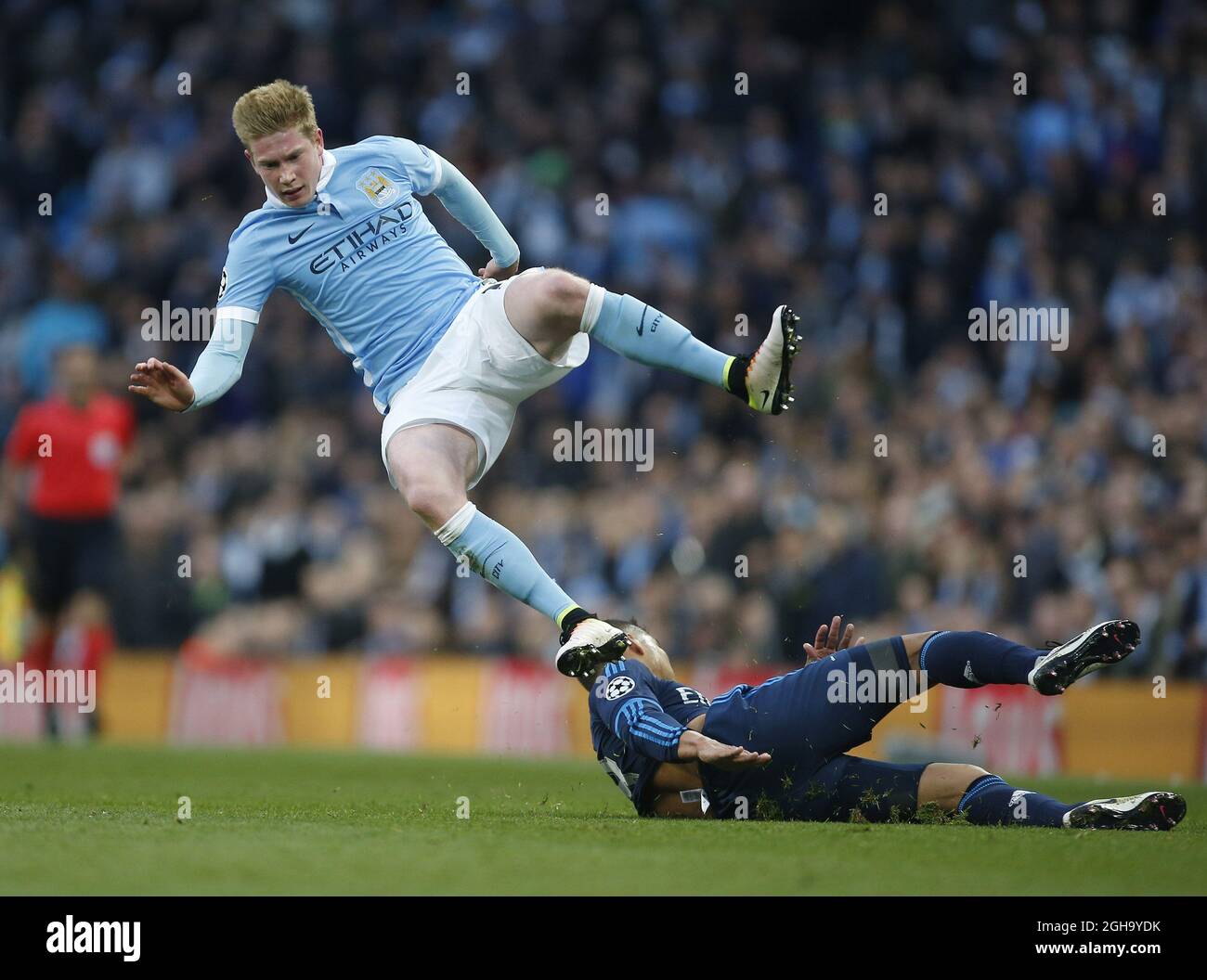 Casemiro of Real Madrid tackles Kevin De Bruyne of Manchester City ...