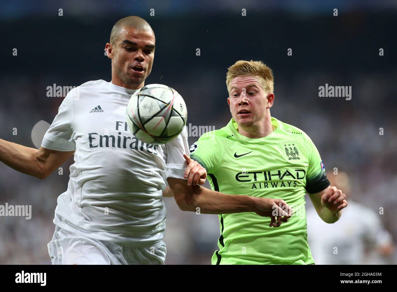 Pepe of Real Madrid and Kevin De Bruyne of Manchester City during the ...