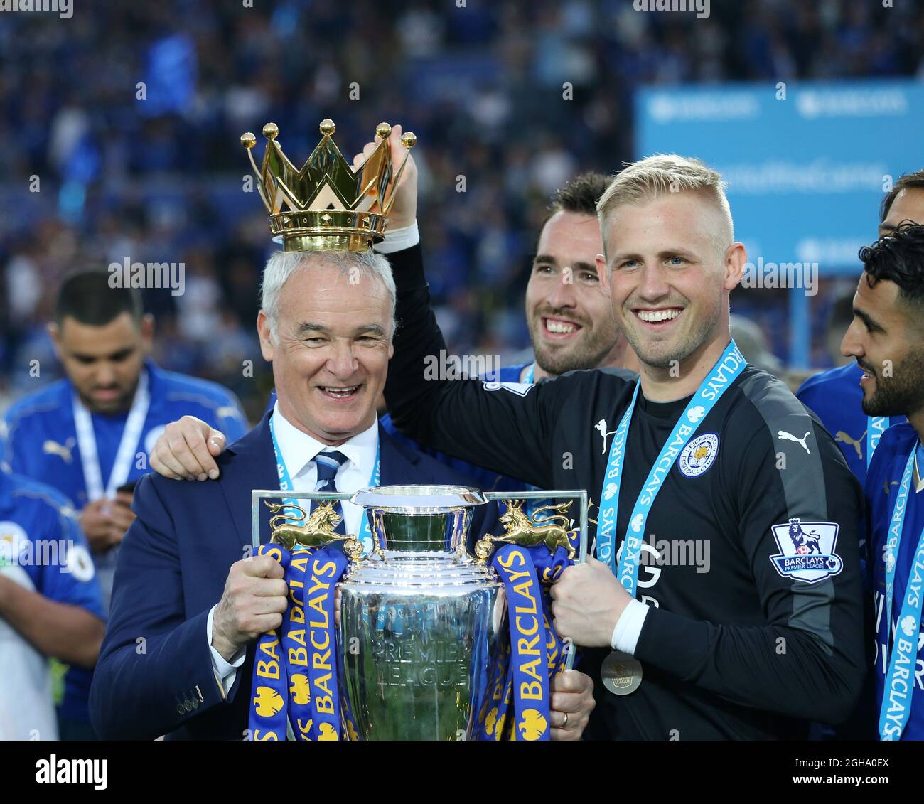 Kasper schmeichel premier league trophy hi-res stock photography and ... Kasper schmeichel premier league trophy hi-res stock photography and ...