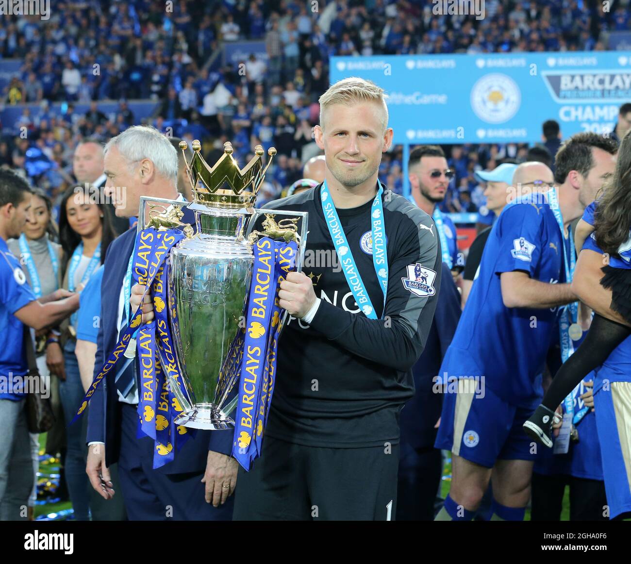 Kasper schmeichel premier league trophy hi-res stock photography and ... Kasper schmeichel premier league trophy hi-res stock photography and ...