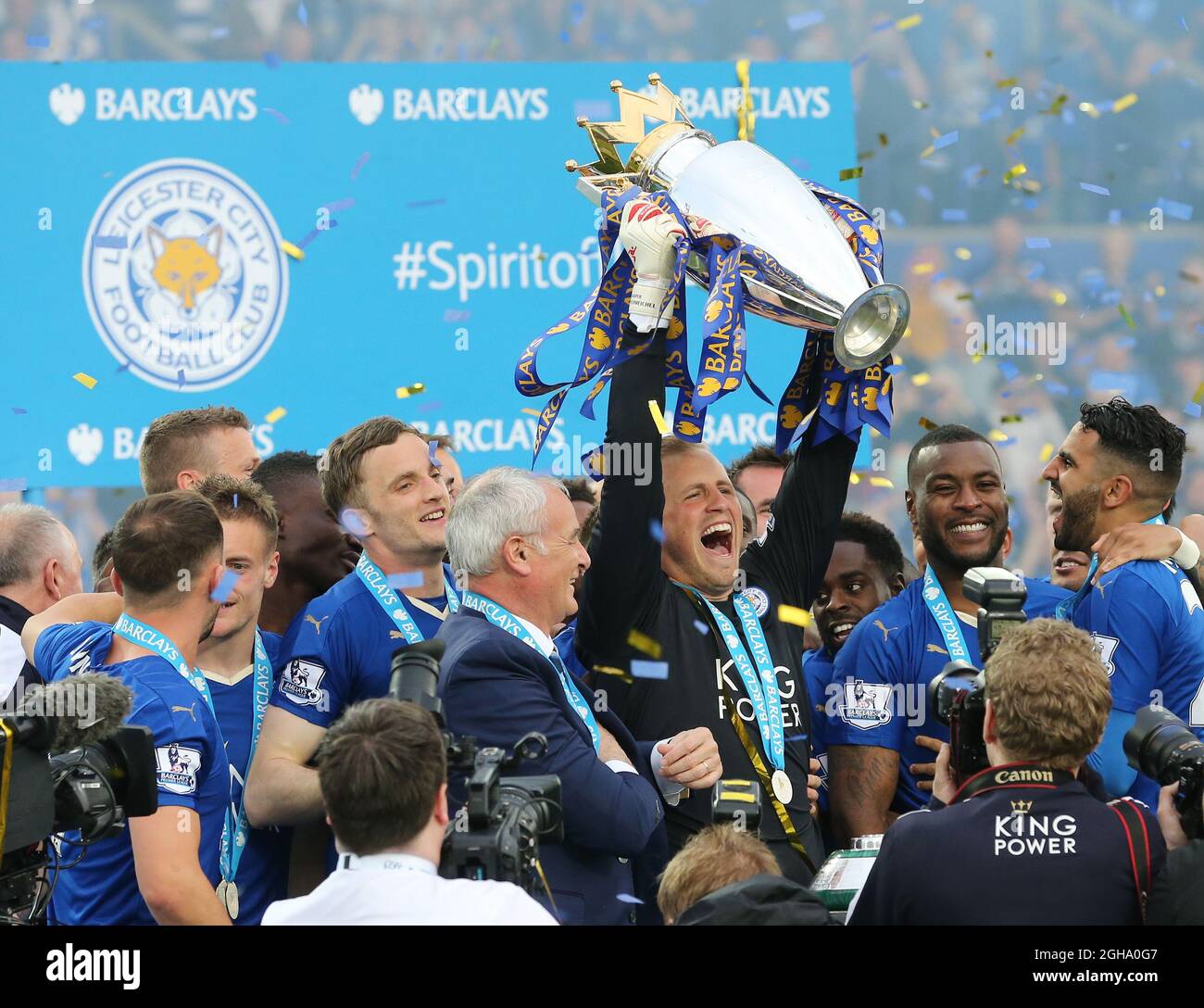 Kasper schmeichel premier league trophy hi-res stock photography and ... Kasper schmeichel premier league trophy hi-res stock photography and ...