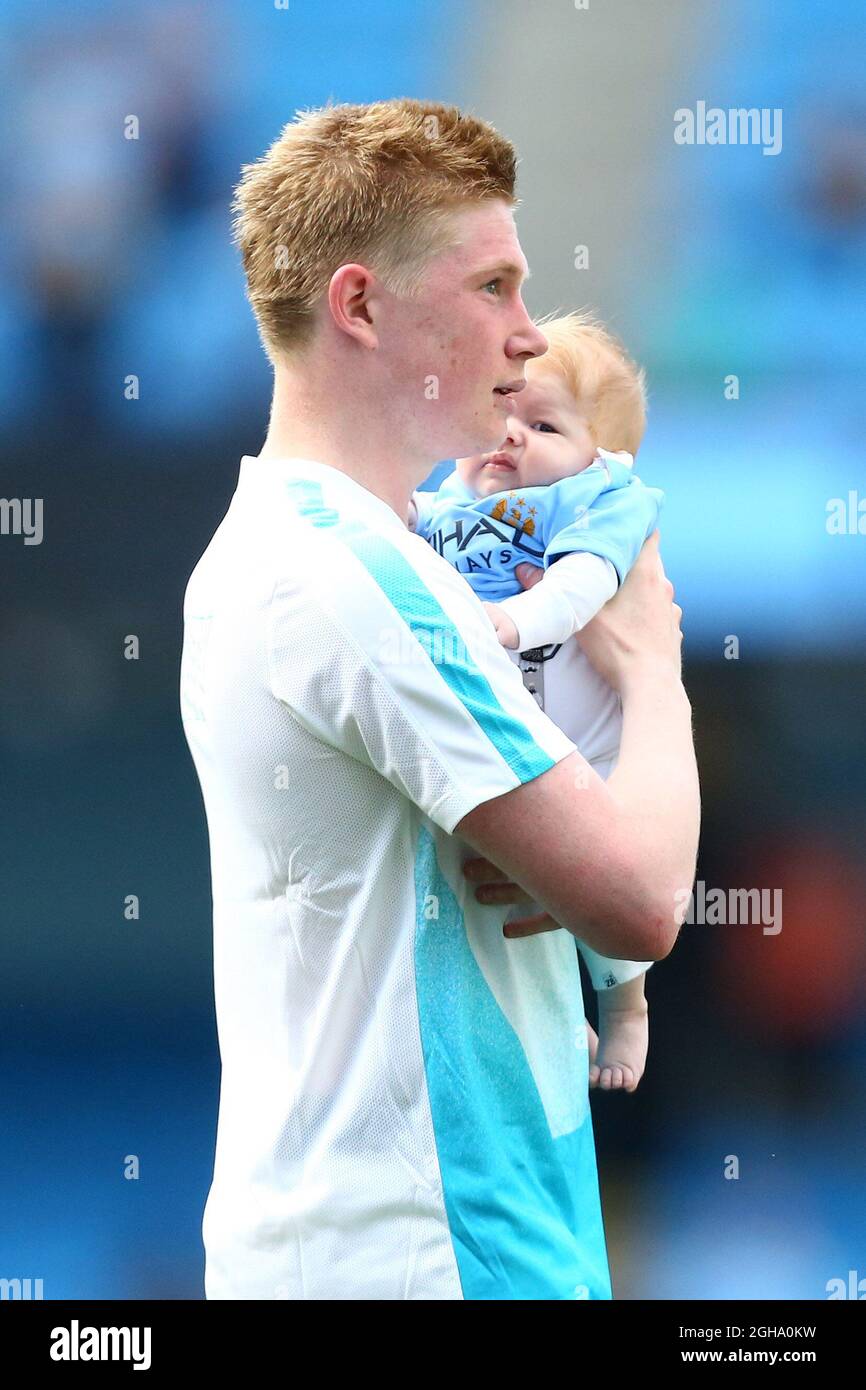 Kevin De Bruyne of Manchester City with his son during the lap of ...