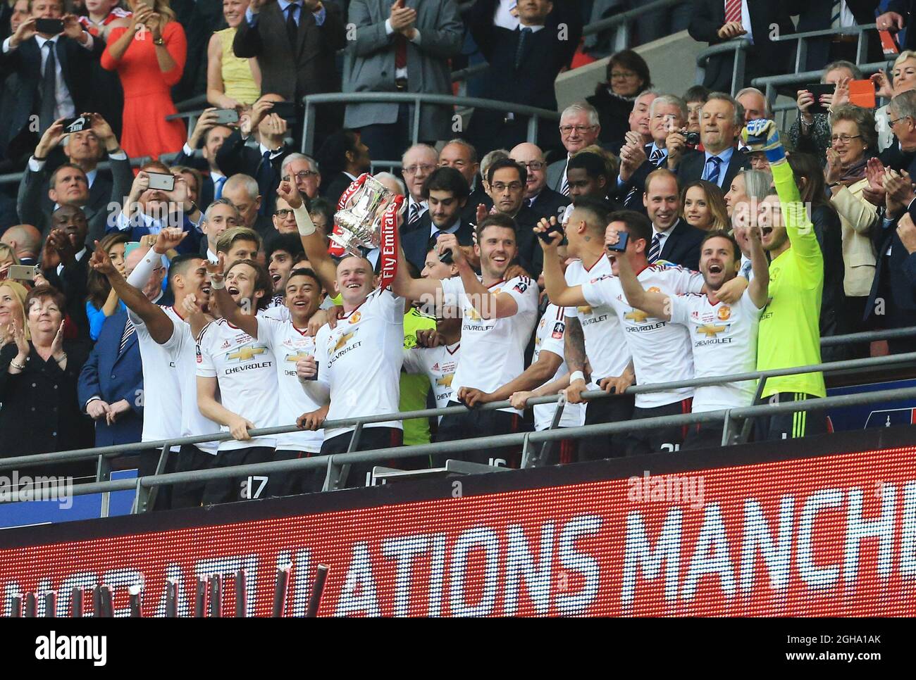 The emirates fa cup trophy hi-res stock photography and images - Alamy