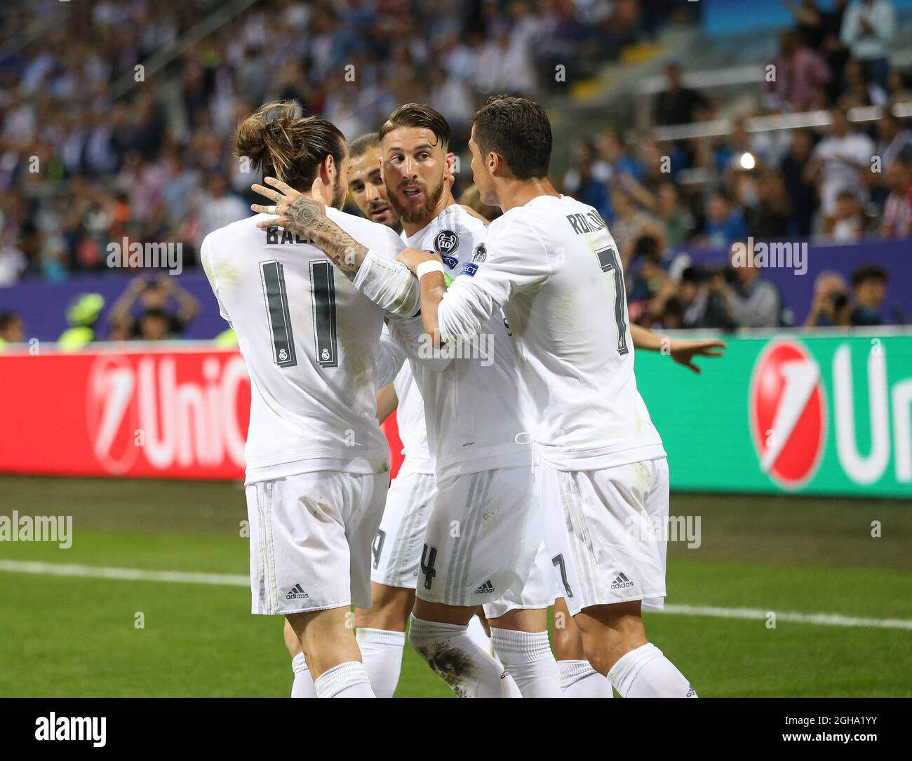 Sergio Ramos of Real Madrid (r) celebrates scoring the first goal ...