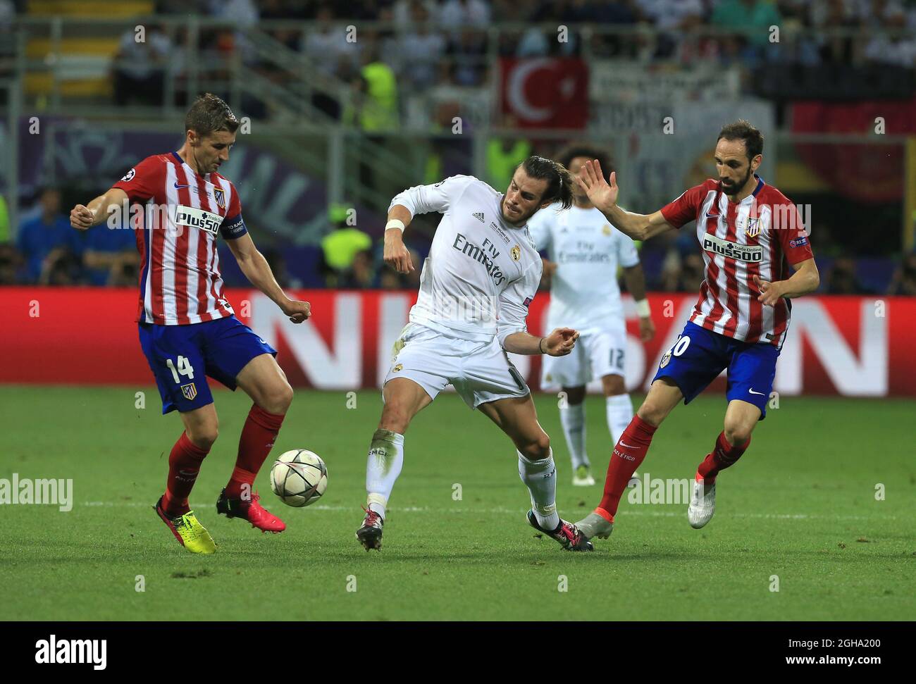 Gareth Bale of real Madrid tussles with Gabi and Juanfran of Atletico ...