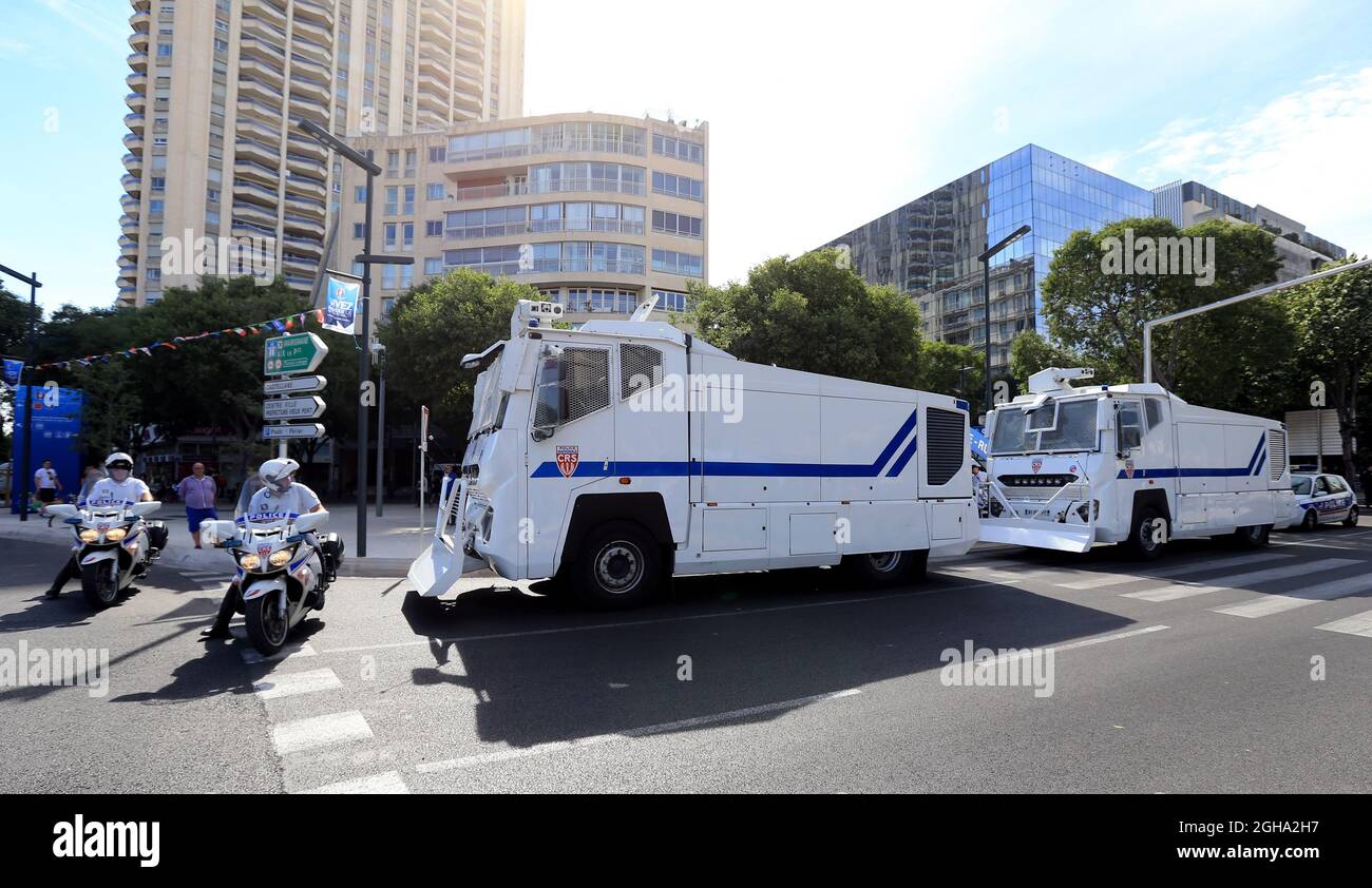 Police water cannon england hi-res stock photography and images - Alamy