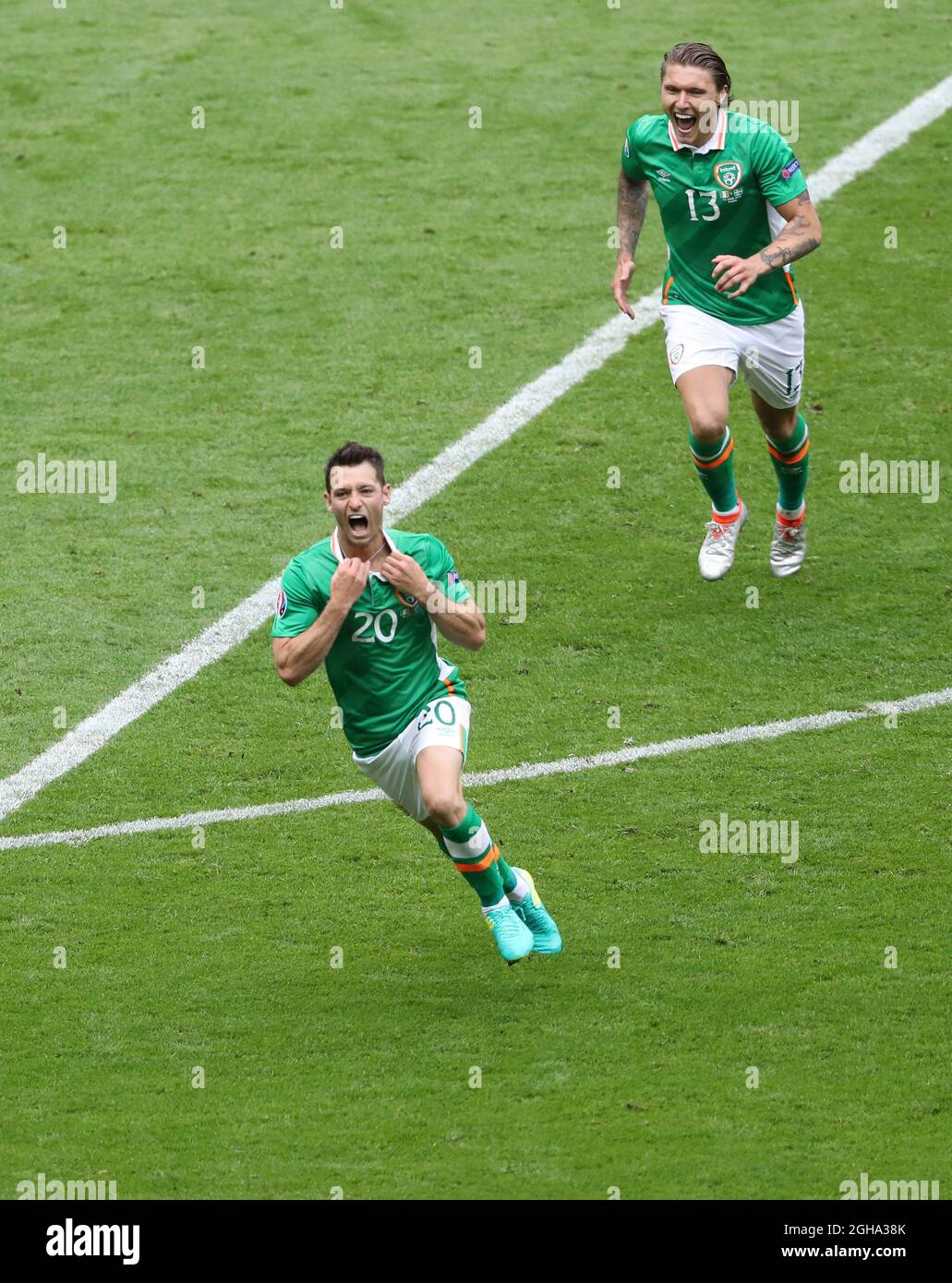 Republic irelands wes hoolahan celebrates hi-res stock photography and ...