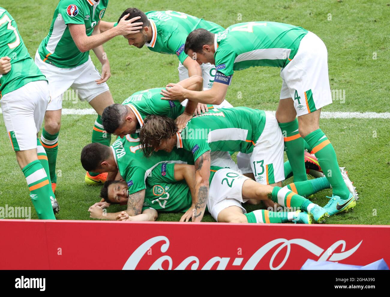 Republic irelands wes hoolahan celebrates hi-res stock photography and ...