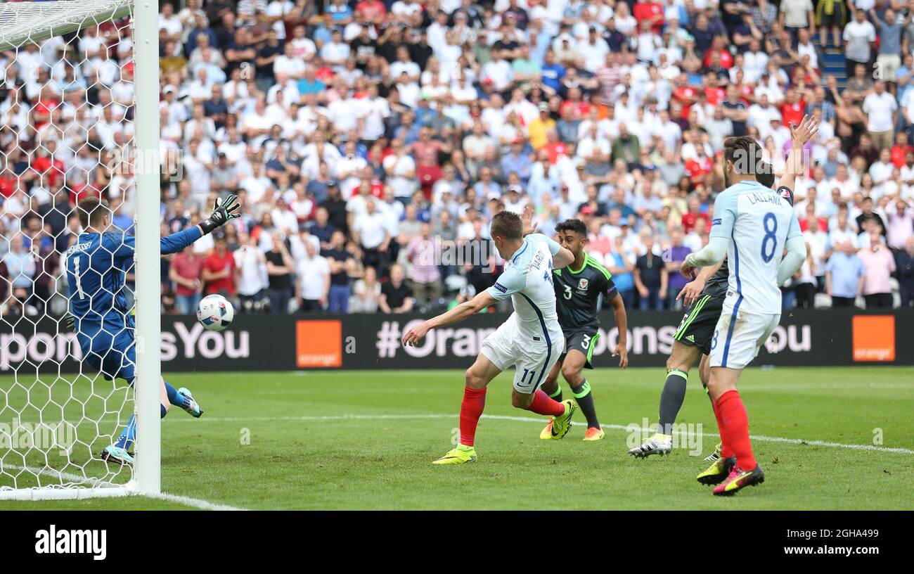 Jamie vardy 2016 goal hi-res stock photography and images - Alamy
