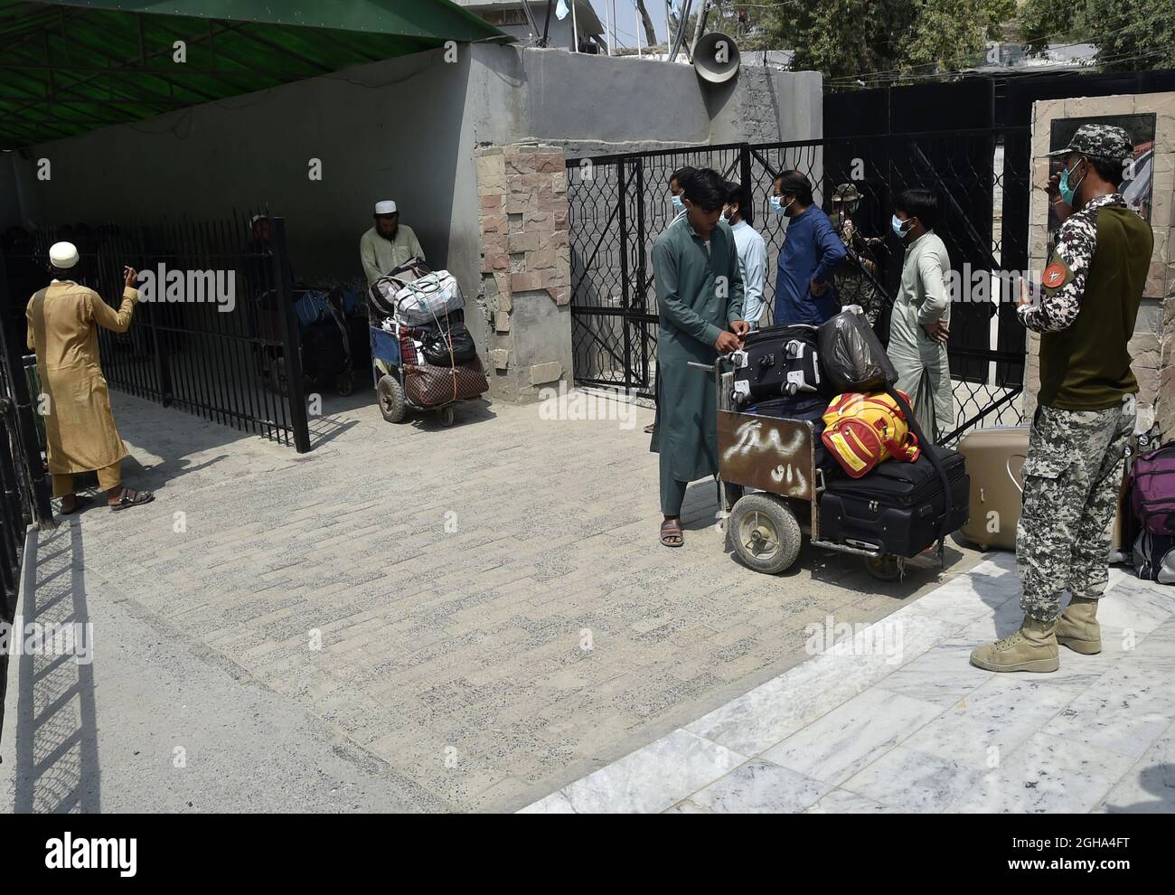 (210906) -- TORKHAM, Sept. 6, 2021 (Xinhua) -- People cross border into ...