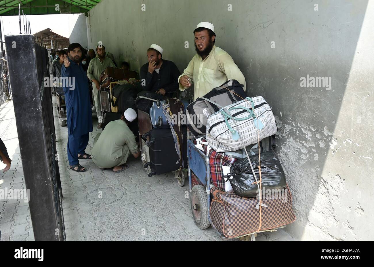 (210906) -- TORKHAM, Sept. 6, 2021 (Xinhua) -- People cross border into ...