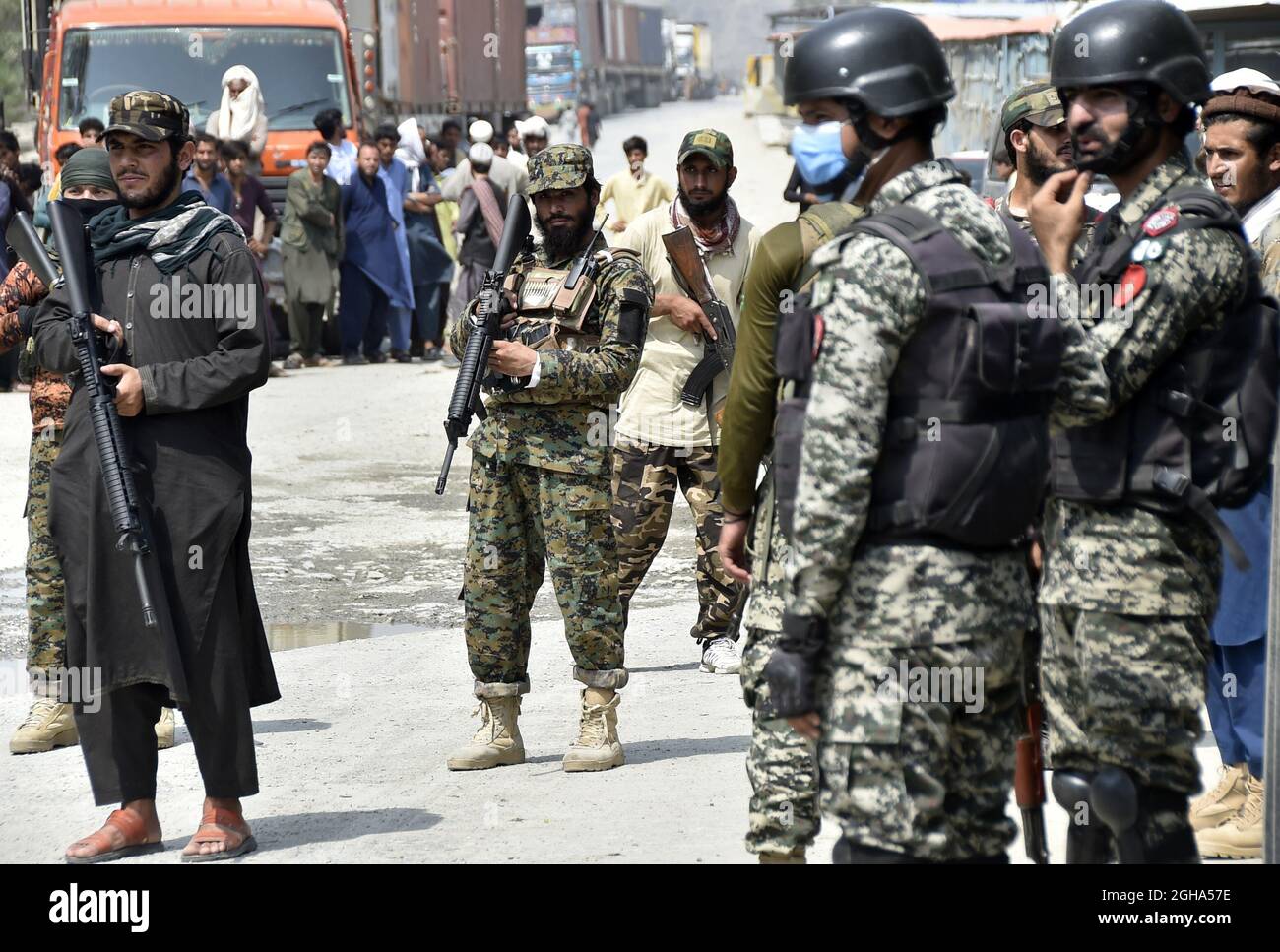 Soldiers torkham hi-res stock photography and images - Alamy