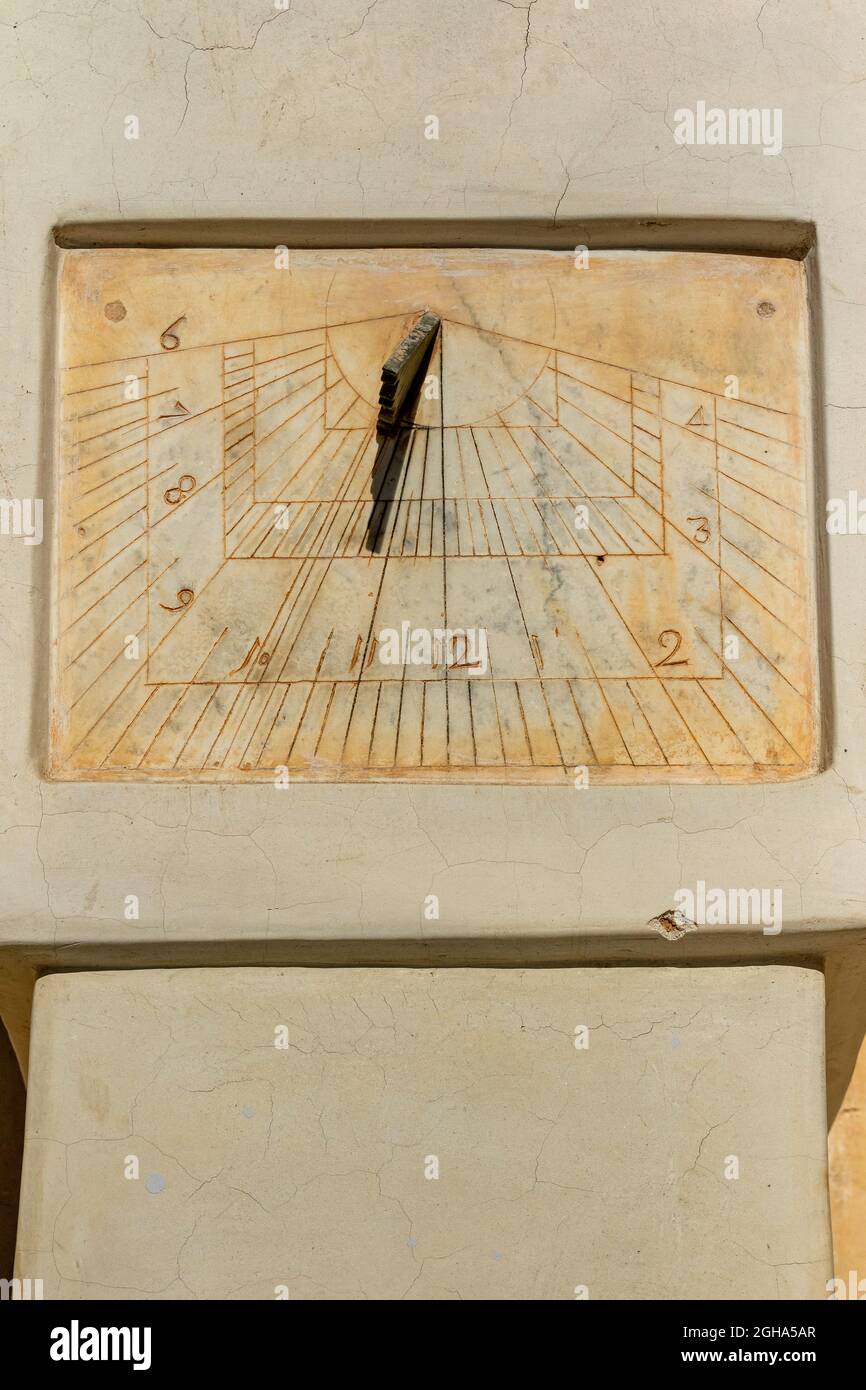 Classic sundial hi-res stock photography and images - Alamy
