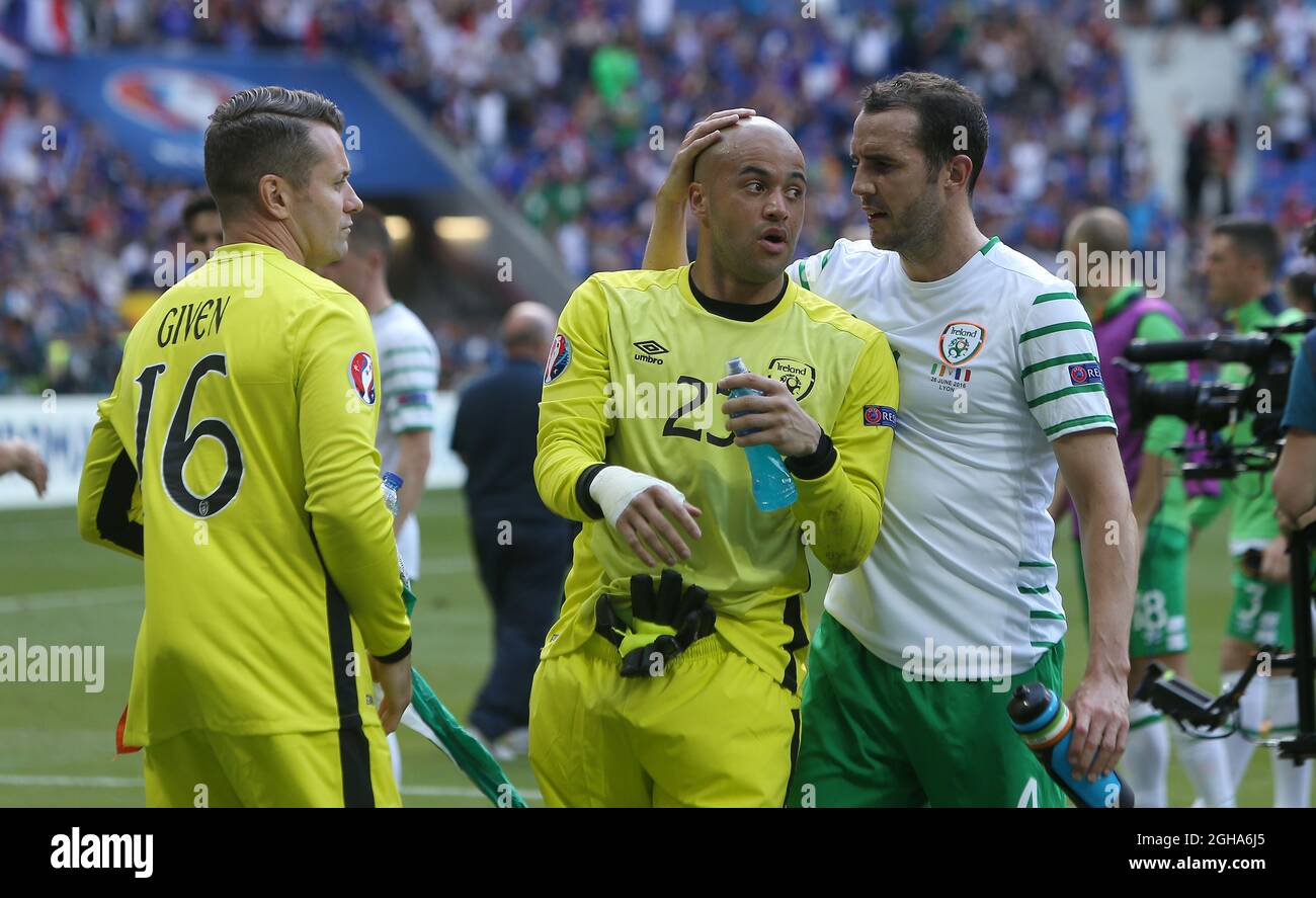 Darren Randolph of Ireland consoled by John O'Shea of Ireland during ...