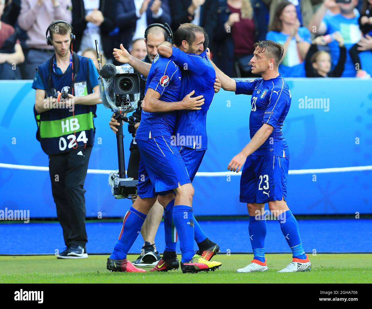 Giorgio chiellini celebrates his goal hi-res stock photography and ...