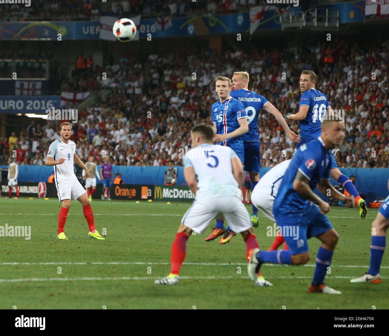 Harry kane free kick england hi-res stock photography and images - Alamy