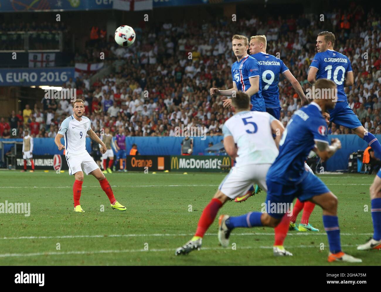 Harry kane free kick england hi-res stock photography and images - Alamy