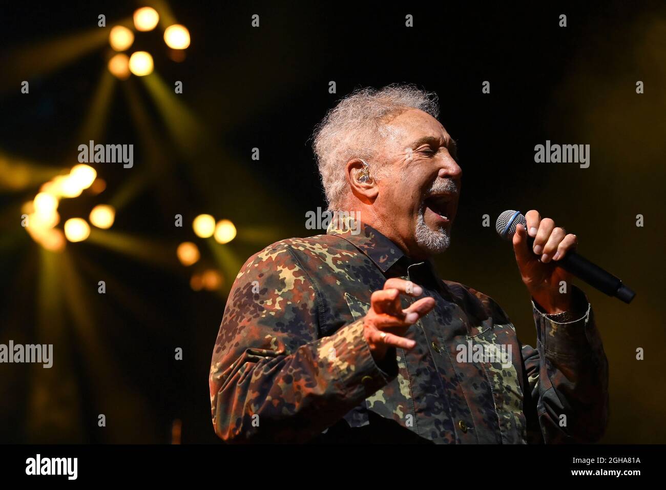 Singer Tom Jones onstage performing live at Telford 2021 Stock Photo ...