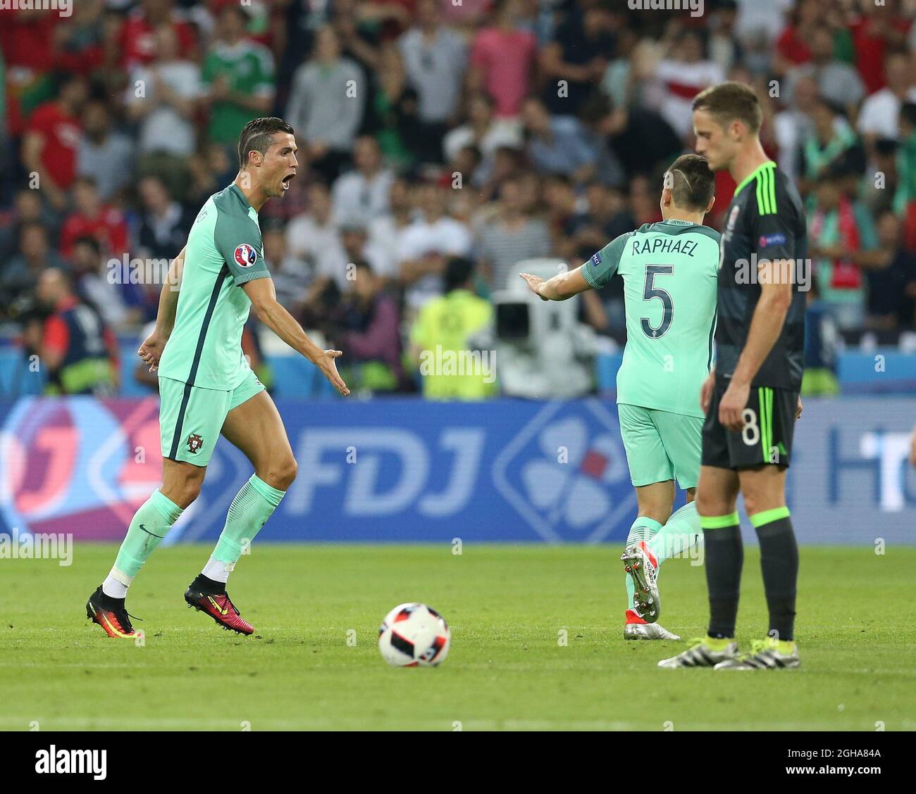 Cristiano ronaldo celebrates 2016 hi-res stock photography and images ...