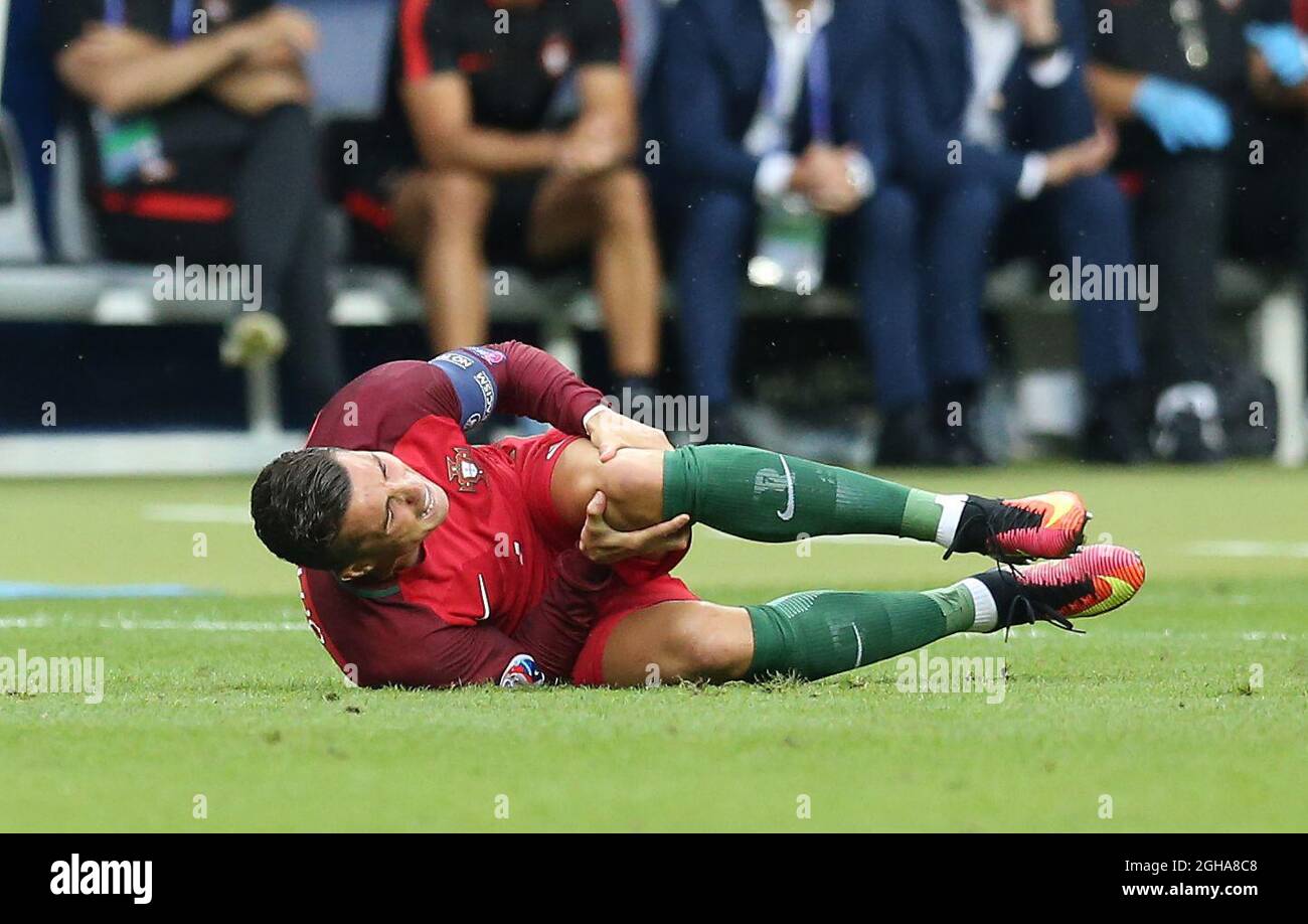 Collision de football hi-res stock photography and images - Alamy