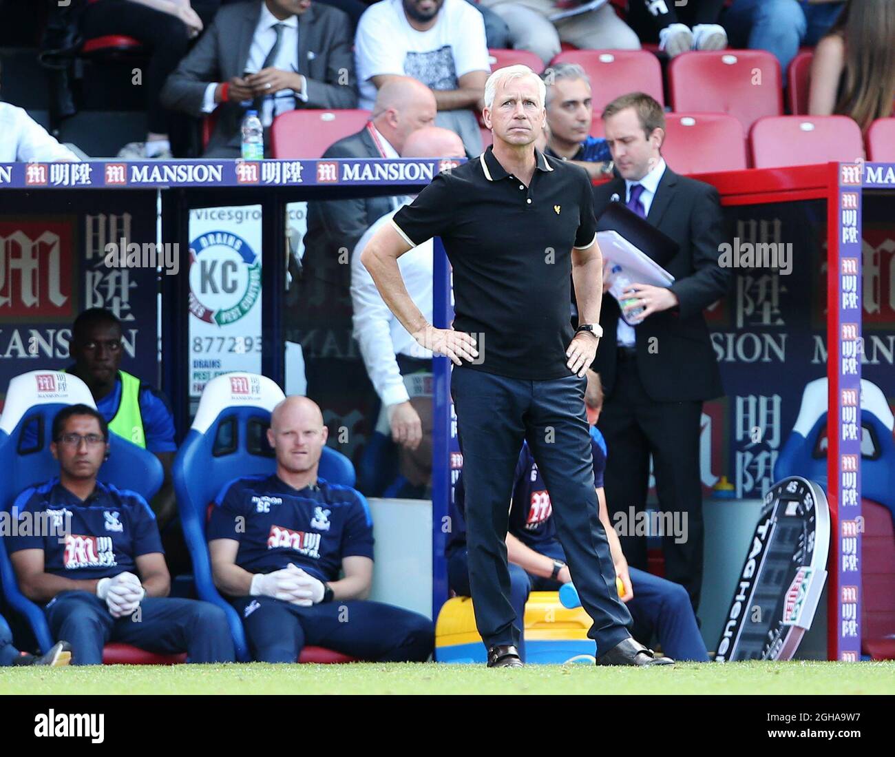Crystal Palace's Alan Pardew looks on dejected during the Premier ...