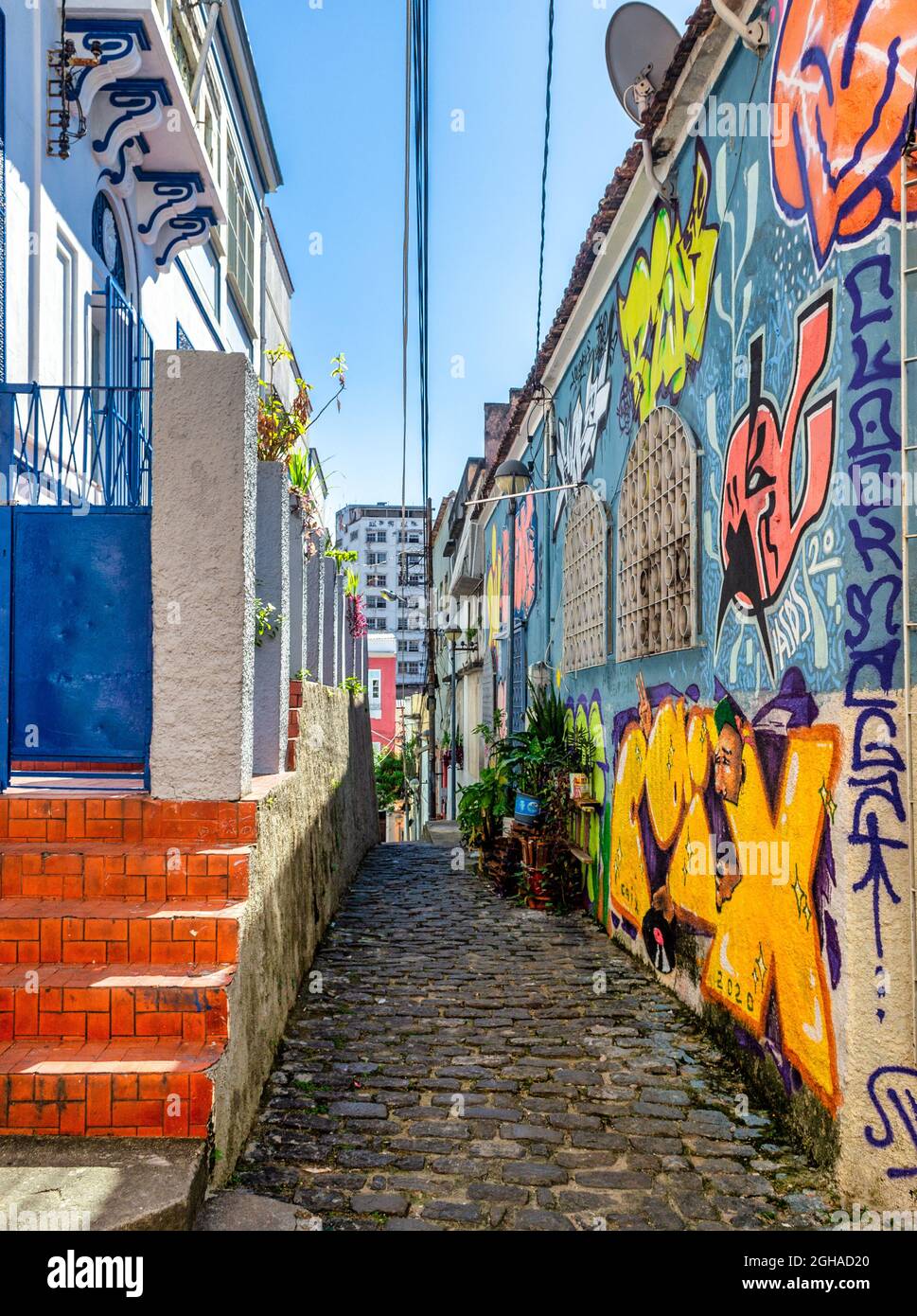 Narrow cobblestone streets hi-res stock photography and images - Alamy