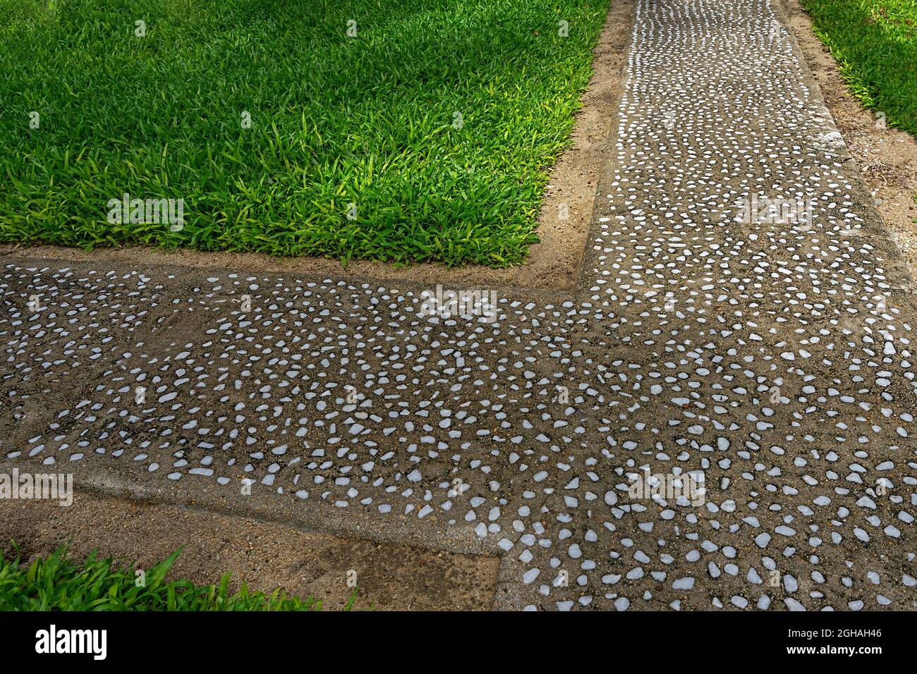 Pebble stone path walkway hi-res stock photography and images - Alamy