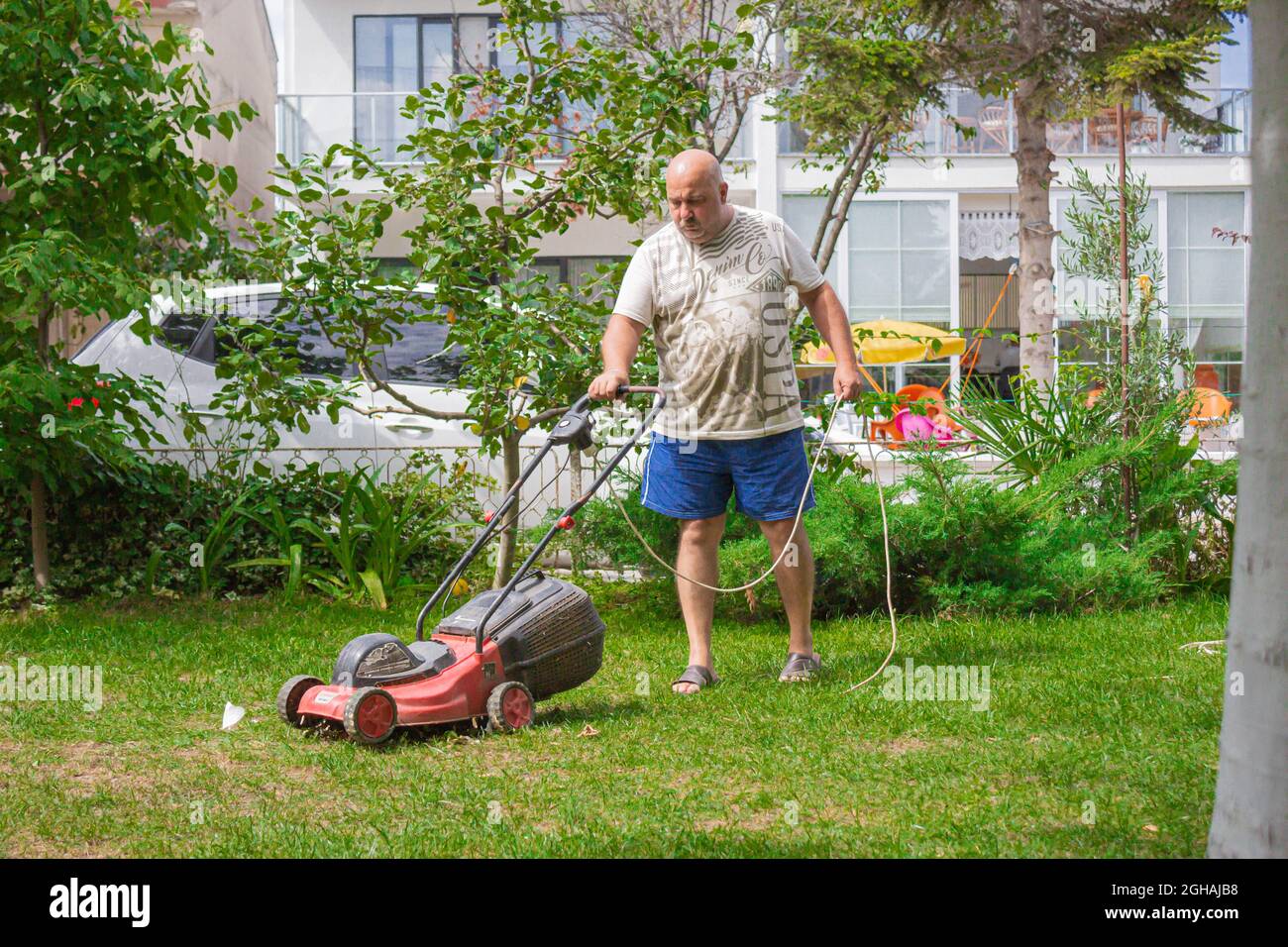 Man cutting grass hi-res stock photography and images - Alamy