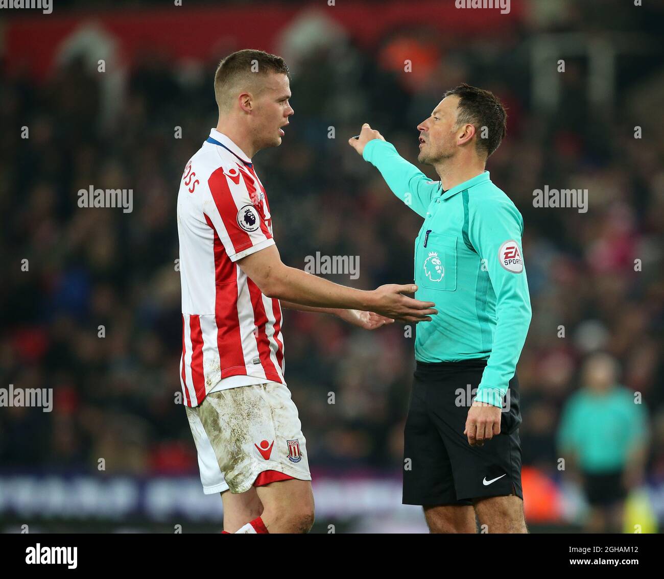 Mark clattenburg 2017 hi-res stock photography and images - Alamy