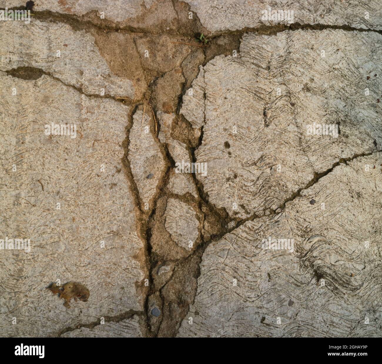 Cracked concrete walls caused by the effects of an earthquake Stock ...