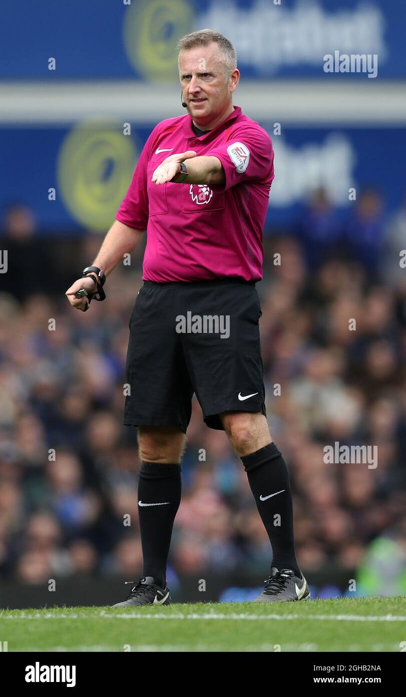 Jonathan moss referee hi-res stock photography and images - Alamy