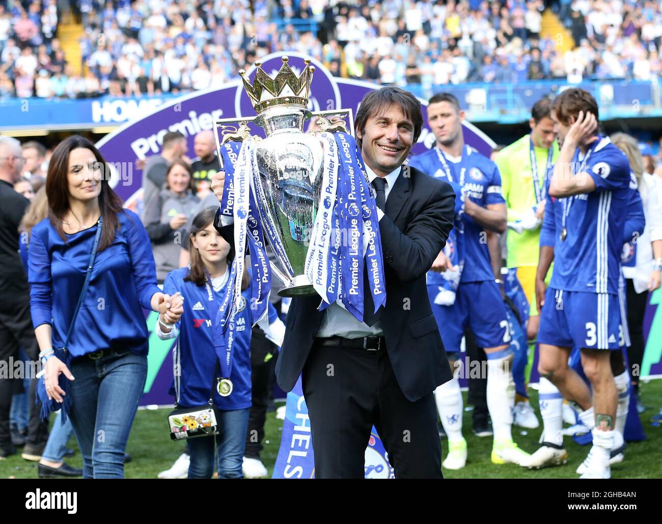 Antonio conte premier league trophy hi-res stock photography and images ...