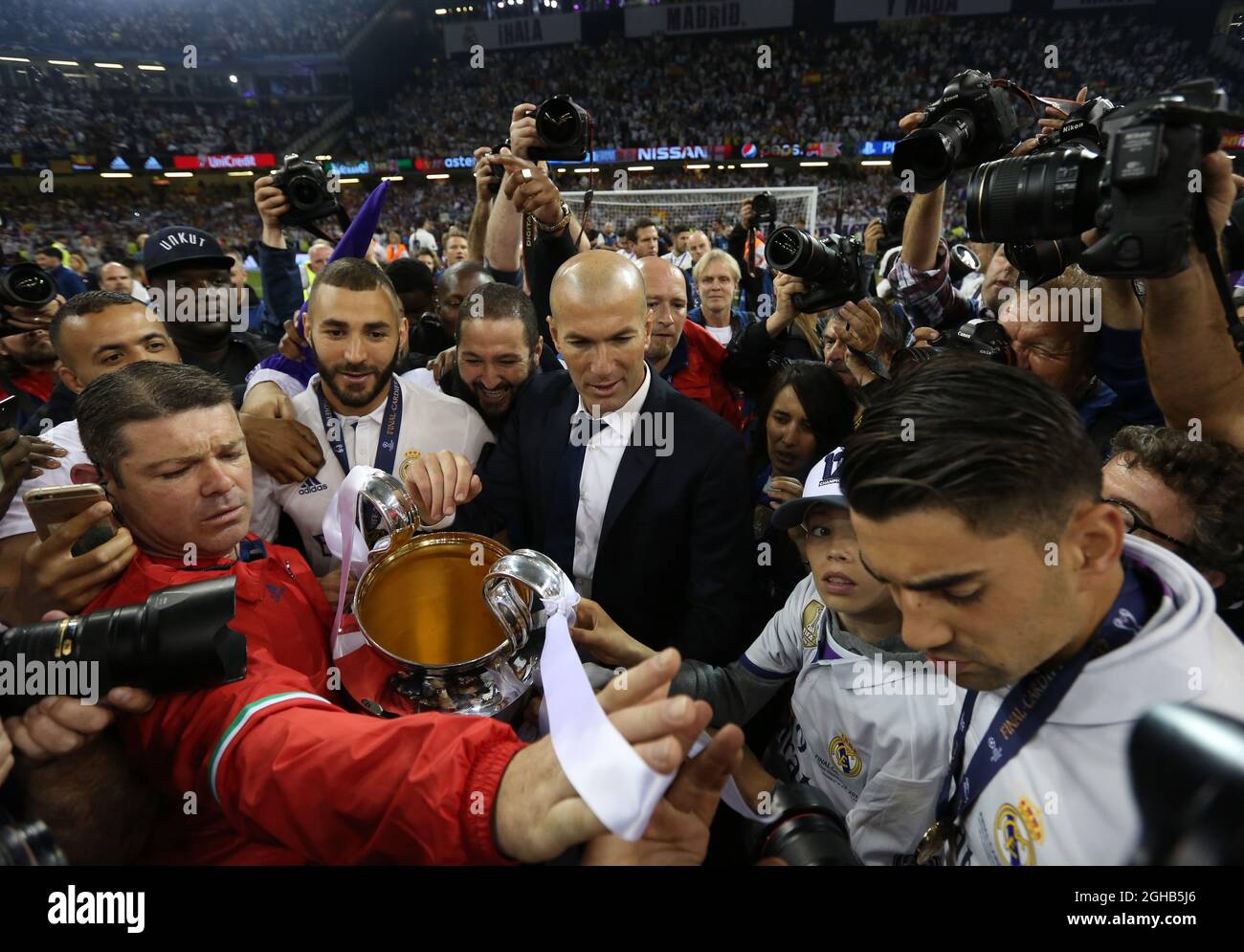 Zinedine zidane with trophy hi-res stock photography and images - Alamy