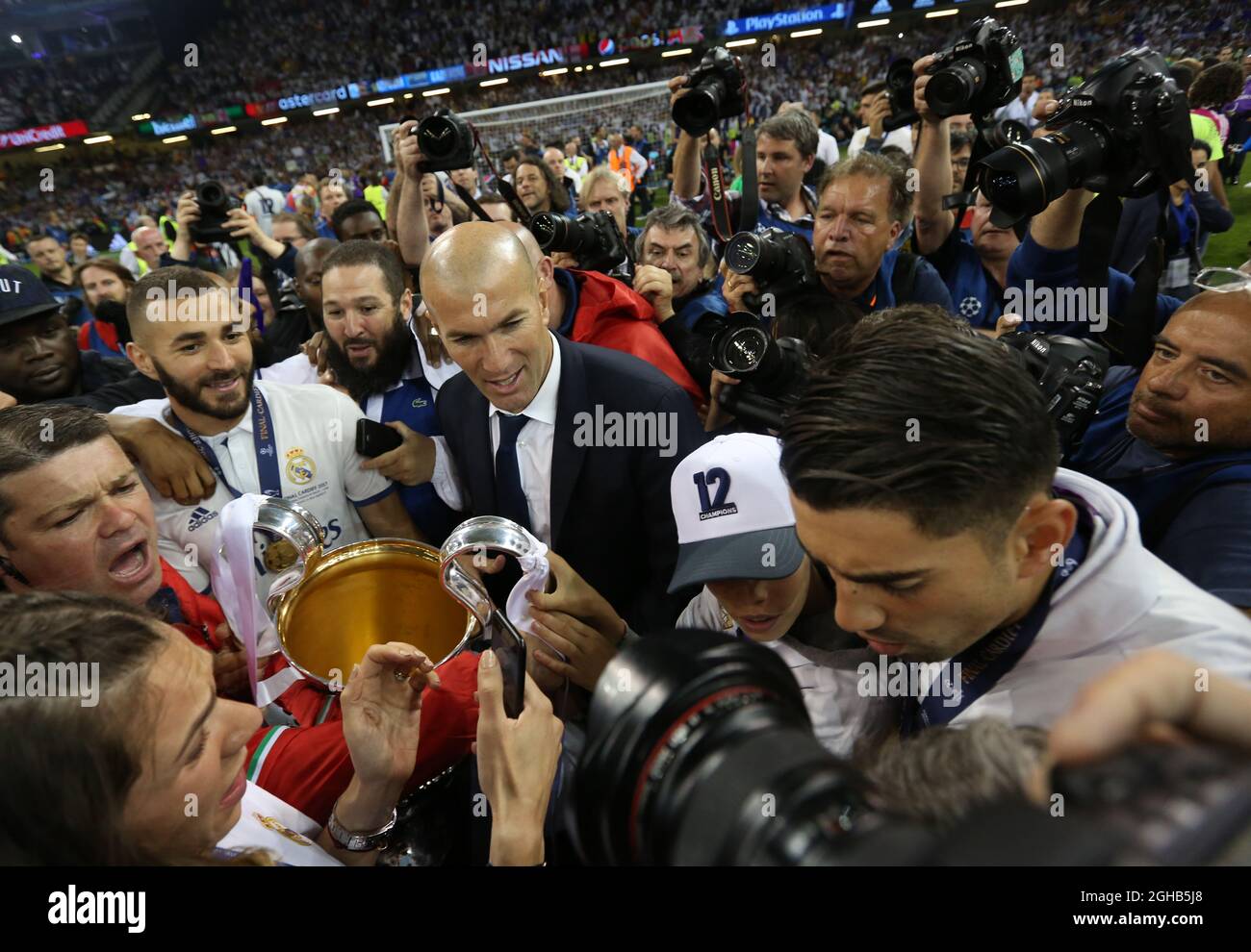 Zinedine zidane champions league trophy hi-res stock photography and ...