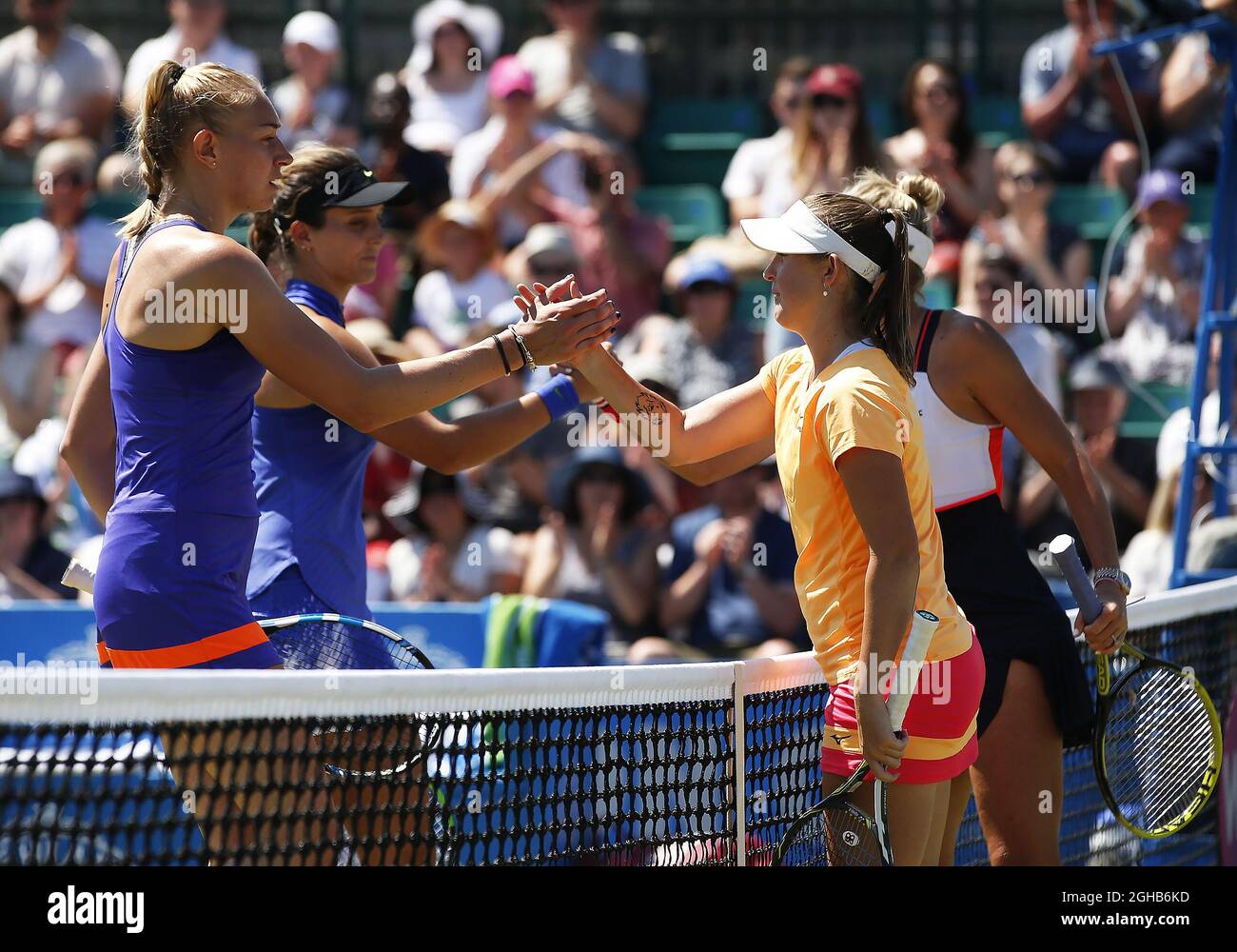 Laura robson shake hands hi-res stock photography and images - Alamy