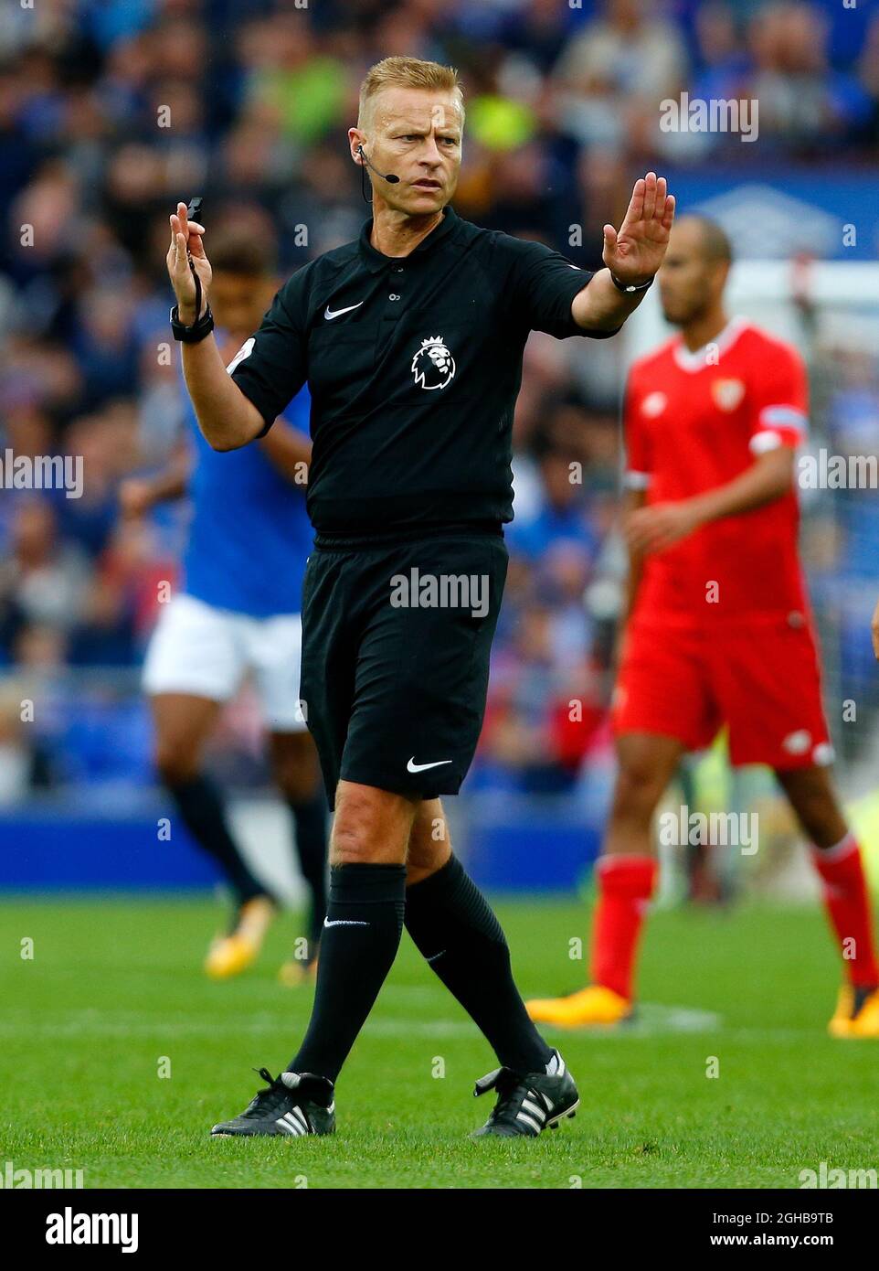 Match referee michael jones hi-res stock photography and images - Alamy