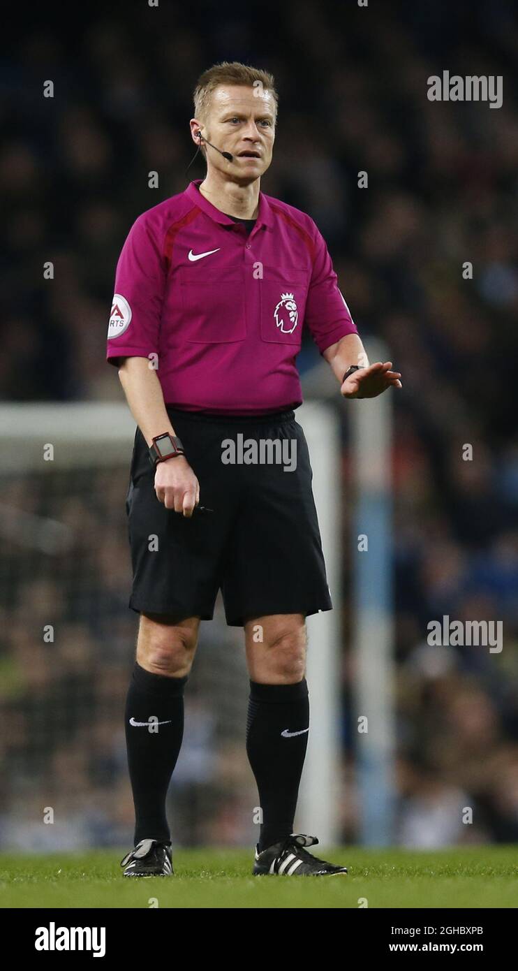 Match referee michael jones hi-res stock photography and images - Alamy