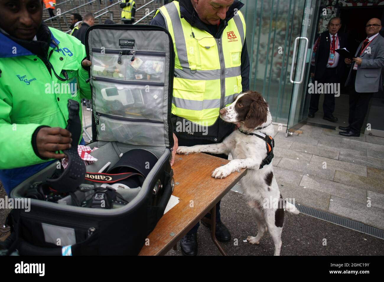 Sniffer dogs check bags hi-res stock photography and images - Alamy