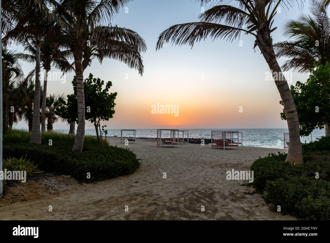 Arab family beach hi-res stock photography and images - Alamy