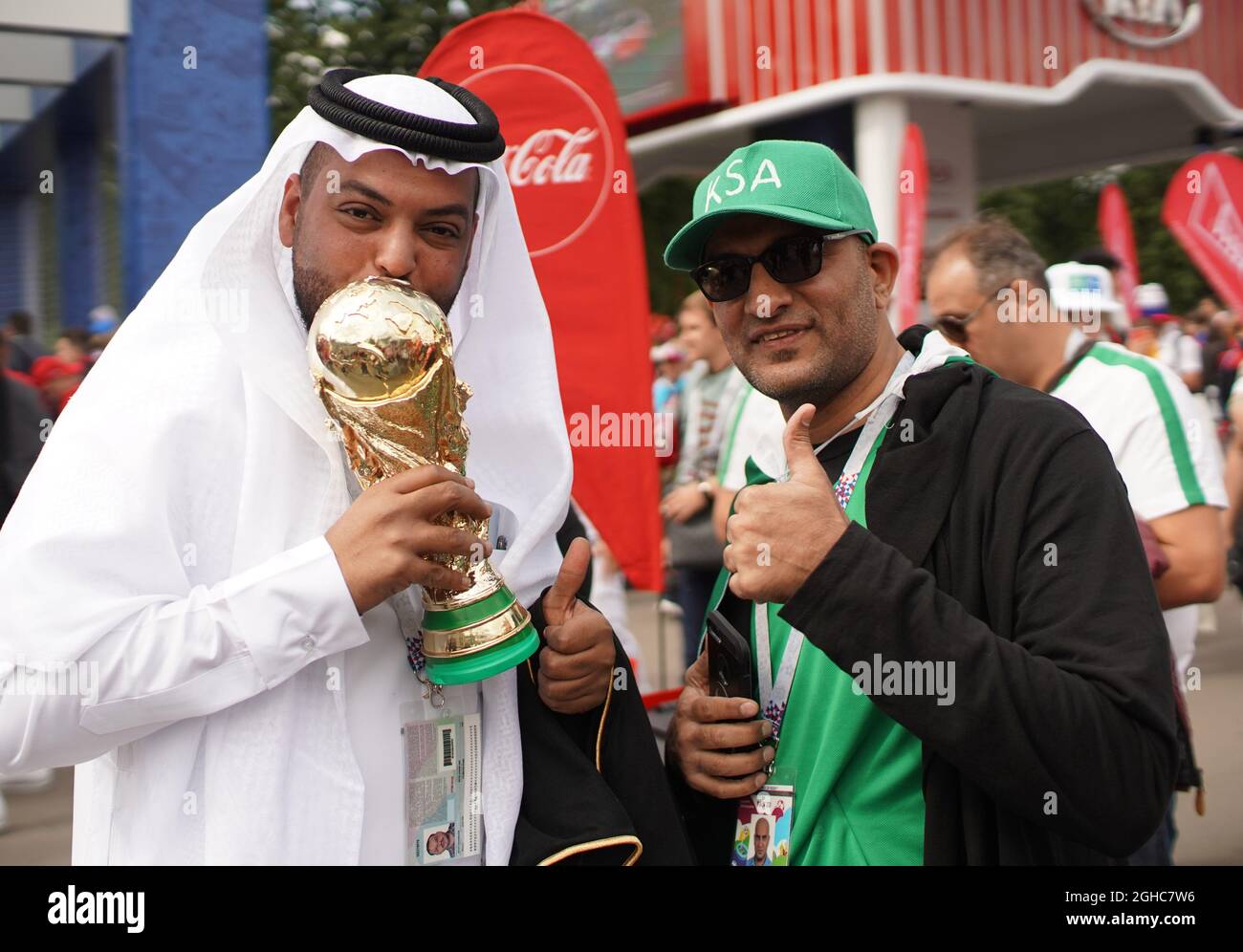 Saudi arabian football fans saudi hi-res stock photography and images ...
