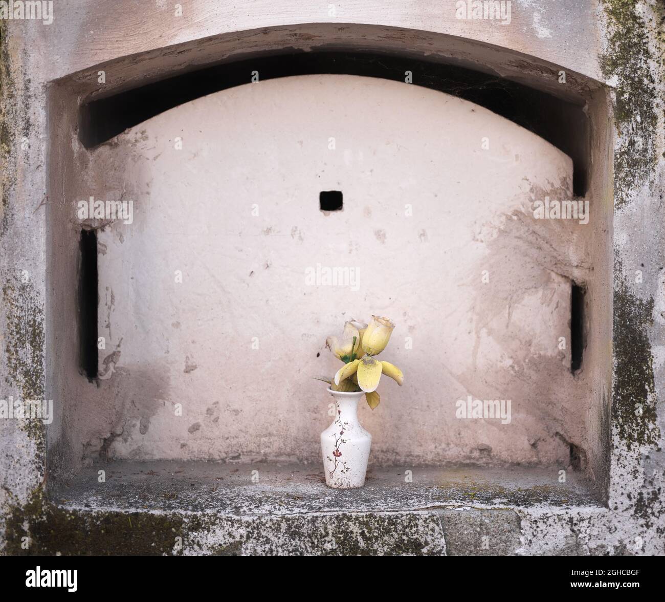 detail of a grave without tombstone with some flowers and a vase Stock ...