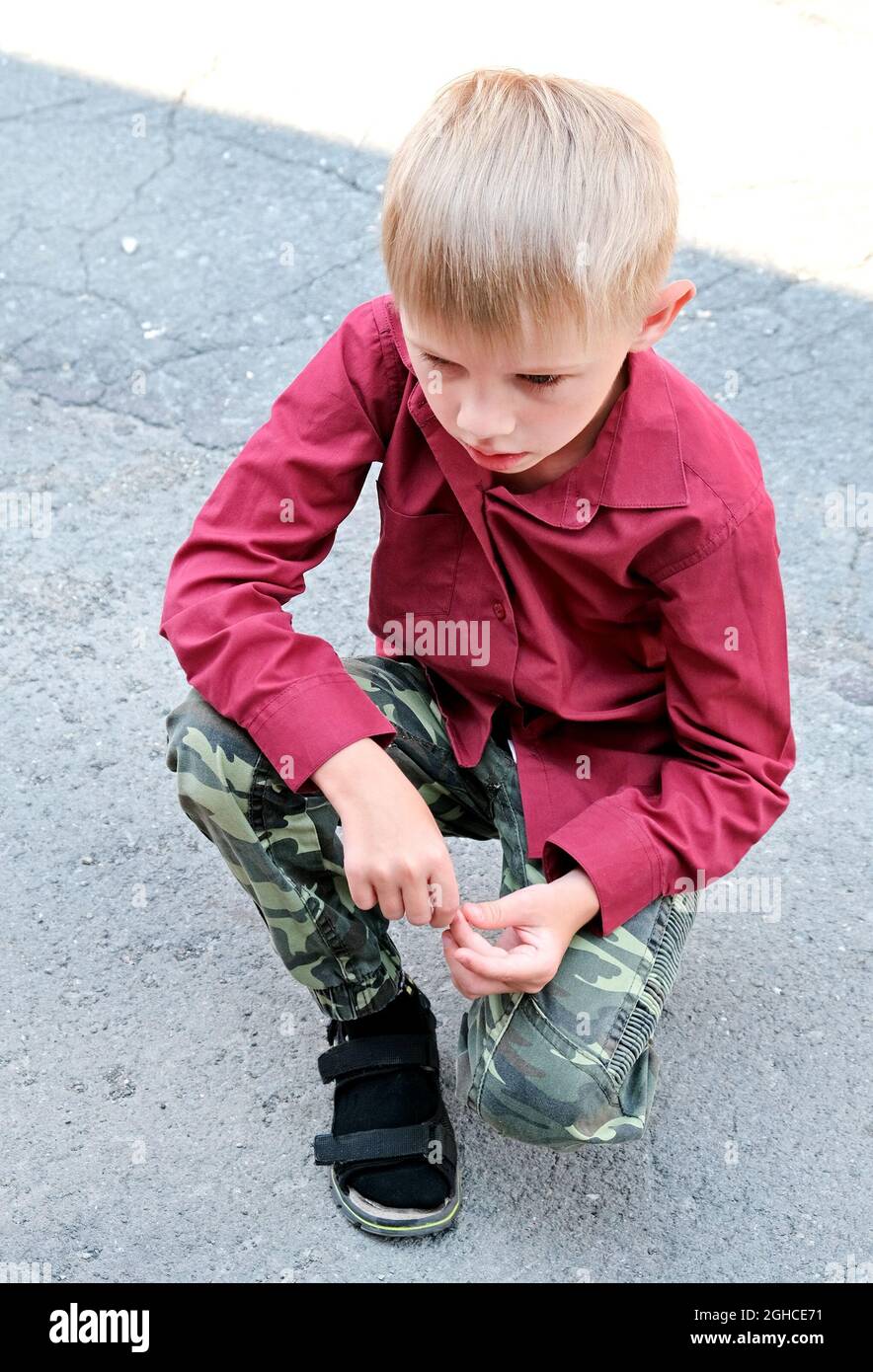 Sad lonely boy on street hi-res stock photography and images - Alamy