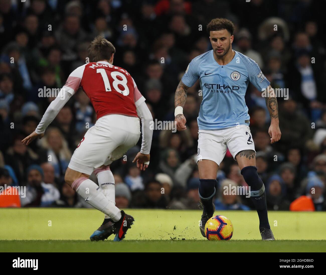 Kyle Walker of Manchester City takes on Nacho Monreal of Arsenal during ...