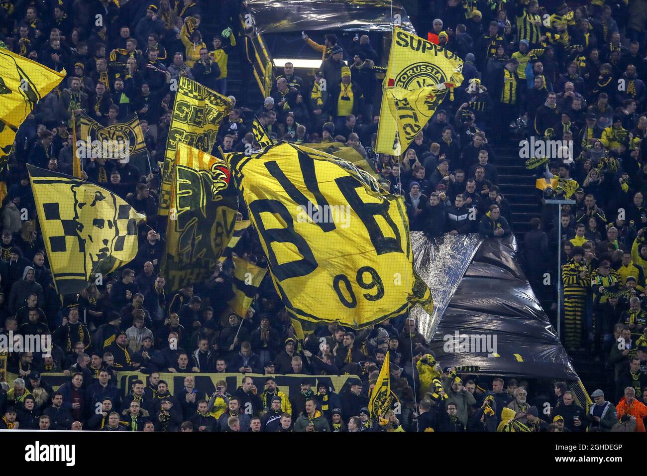 Signal iduna park yellow wall hi-res stock photography and images - Alamy