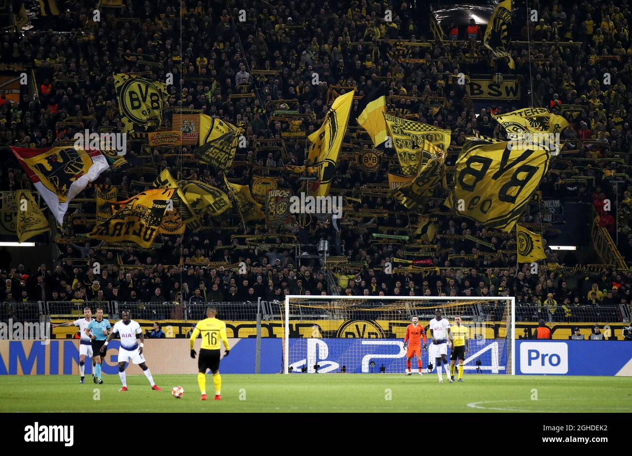Signal iduna park yellow wall hi-res stock photography and images - Alamy