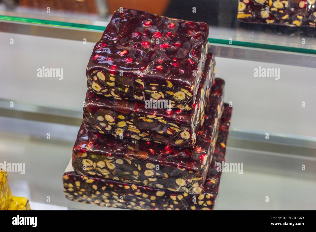 Turkish sweets rakhat lukum nuts shop traditional dish Stock Photo - Alamy