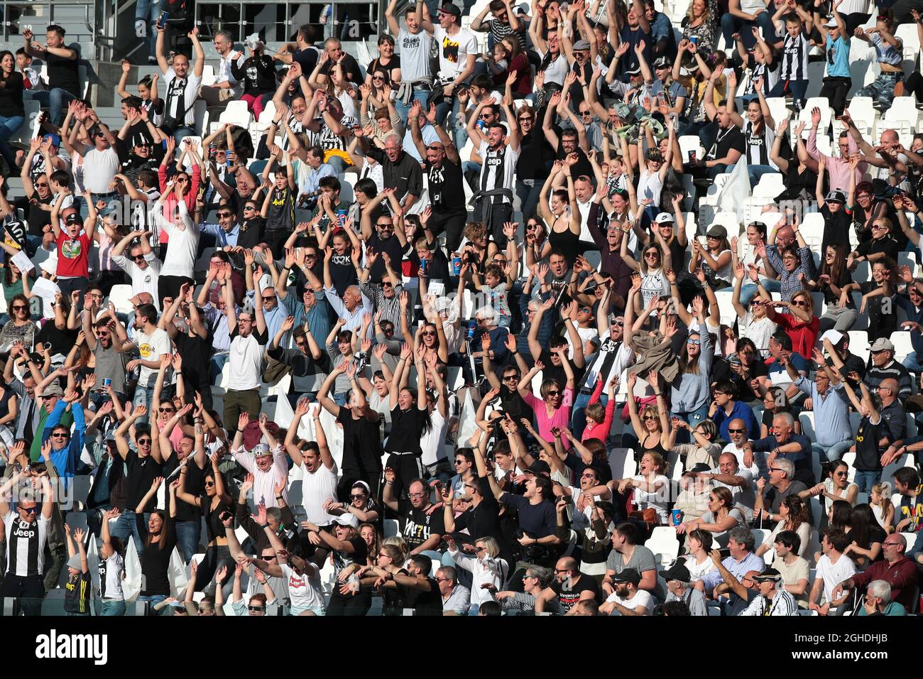 Mexican wave soccer hi-res stock photography and images - Alamy