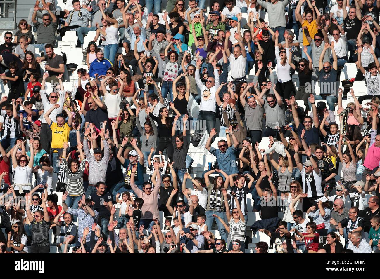 Mexican wave soccer hi-res stock photography and images - Alamy