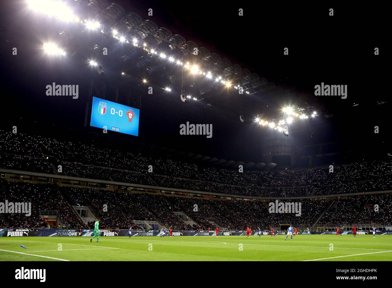 Fans mobile phones hi-res stock photography and images - Alamy